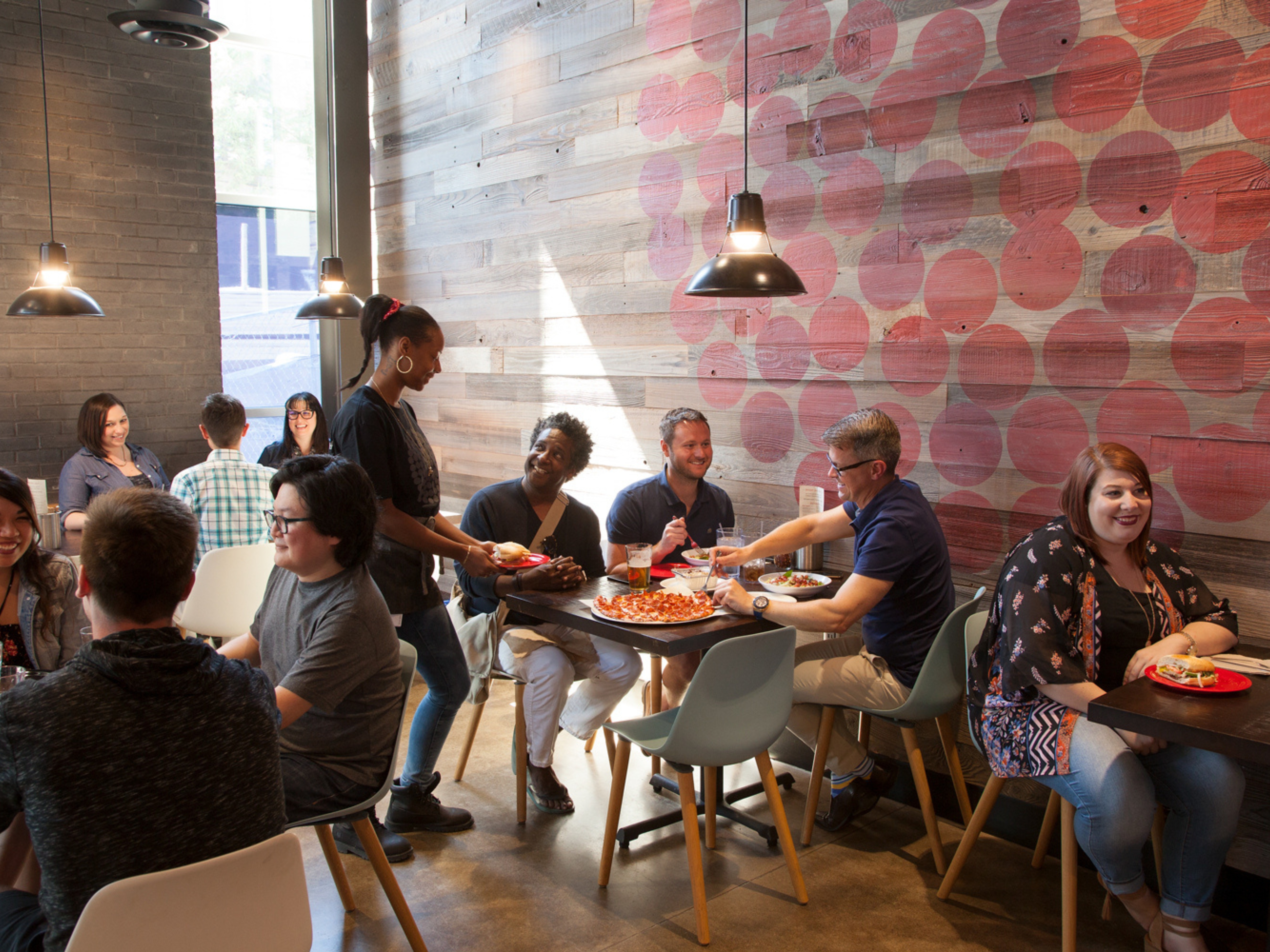 How Technology Enhances the Donatos Pizza Franchise Opportunity